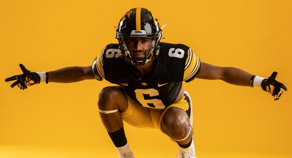 2022 3* DB TJ Hall commits to Iowa : r/CFB