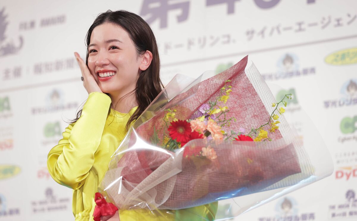 永野芽郁 on Twitter: "RT @SportsHochi: 【 #報知映画賞 】主演女優賞の永野芽郁、 #田中圭 から花束贈られ涙「自分に自信をくれるような賞をいただけた ...