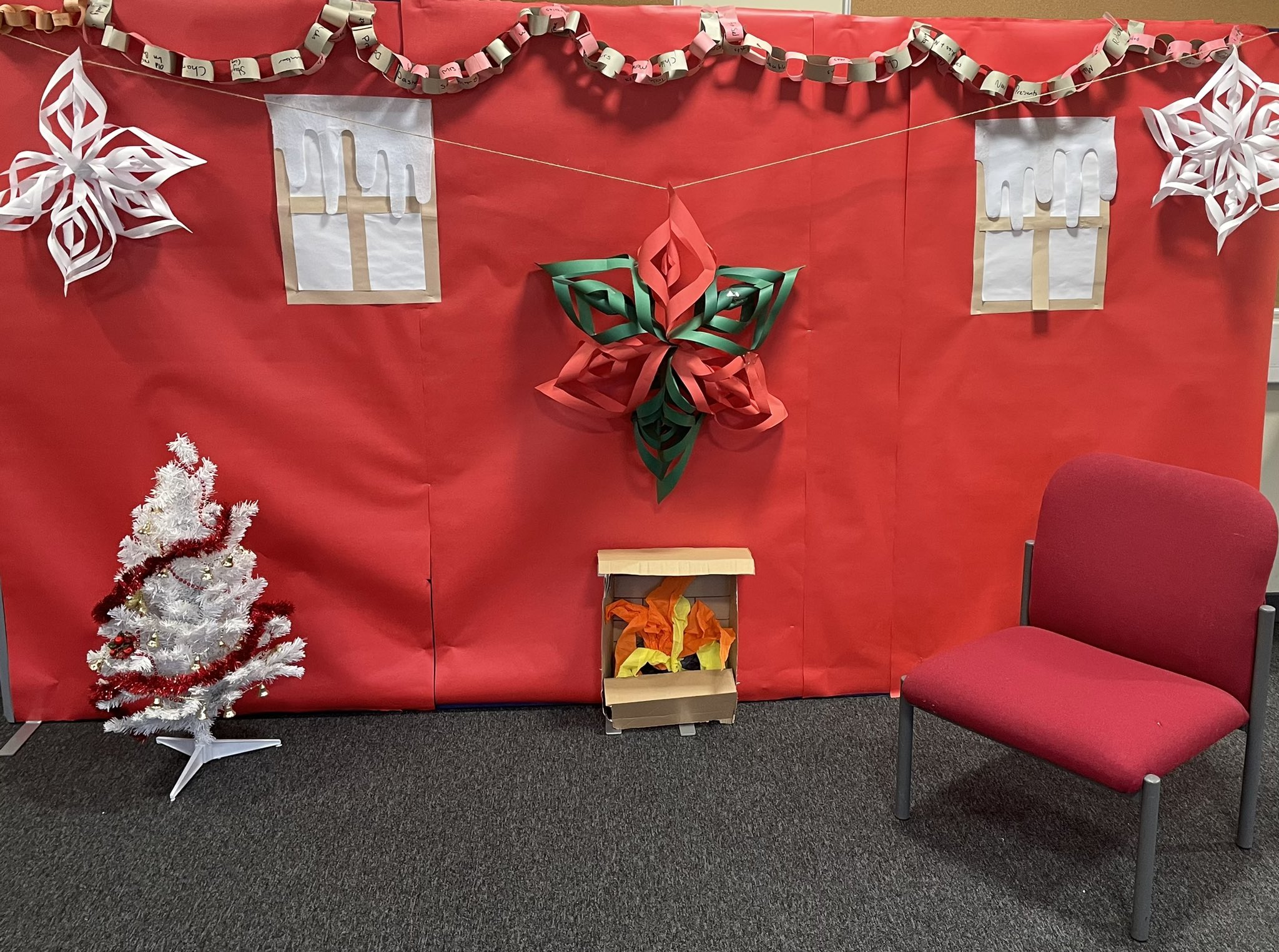 20+ office desk christmas decoration ideas to Brighten Up Your Workplace