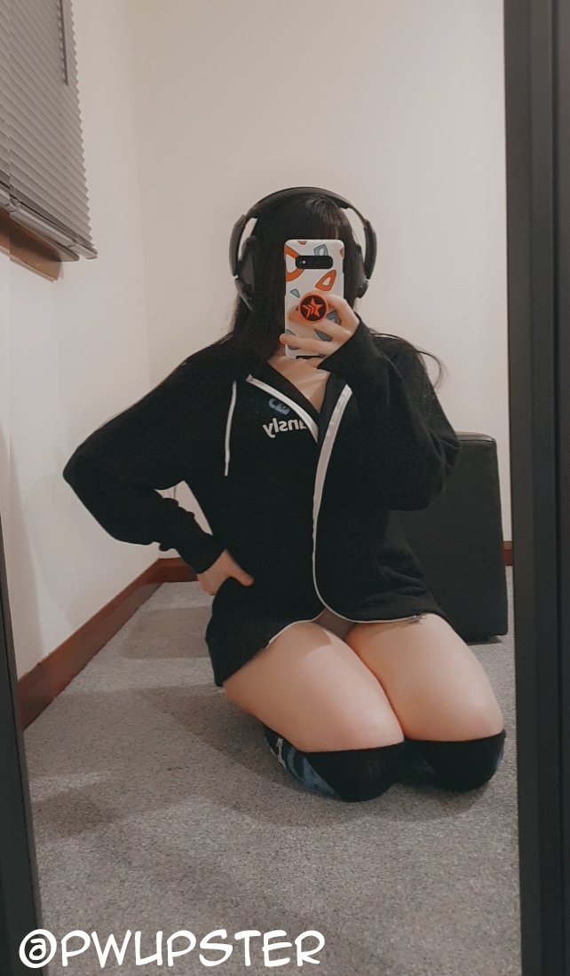 🔞 pwupster 🔞 on Twitter: "Fansly really gifting a hoodie and thigh highs?! They know me too well ...