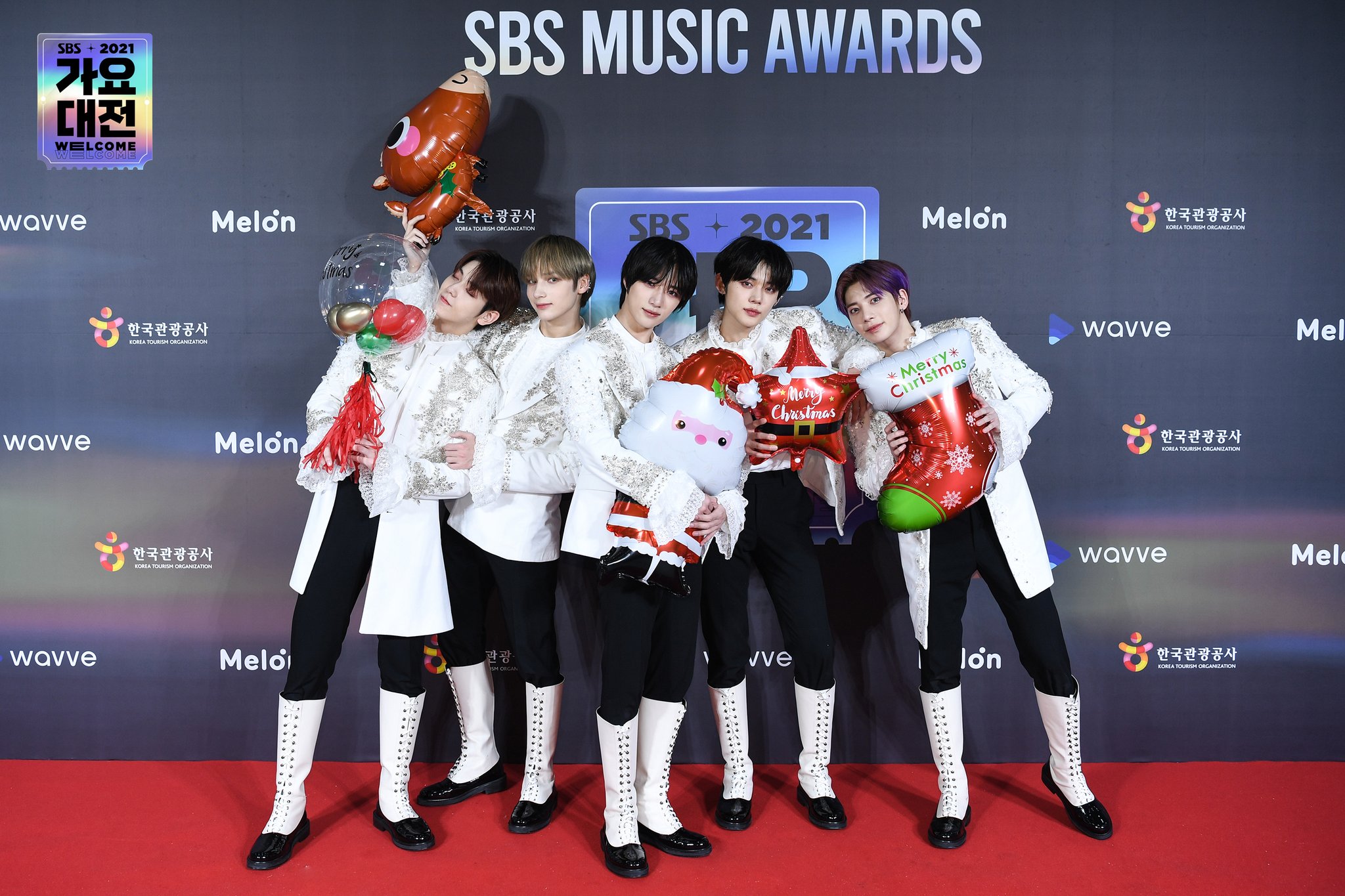 SBSNOW on Twitter: " 크리스마스 포토월🎄 #투모로우바이투게더 #TOMORROW_X_TOGETHER 2021 SBS ☞ 12월 25일 [토] 저녁 6시 방송 ...