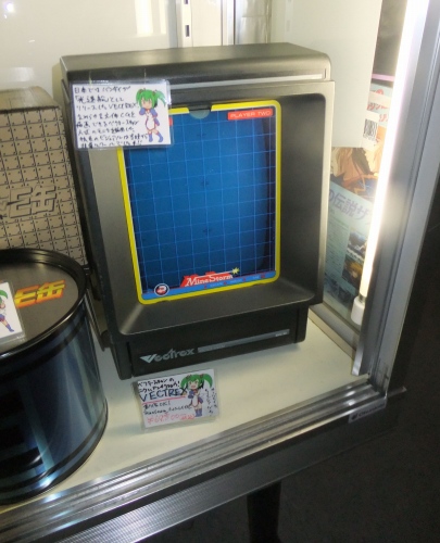 アキハバラ＠BEEP on Twitter: "もうすぐ今日もオープンのBEEPですが昨日もお知らせしました「Vectrex」本日開店時より販売開始です！ガラスケース内にセットも完了し ...