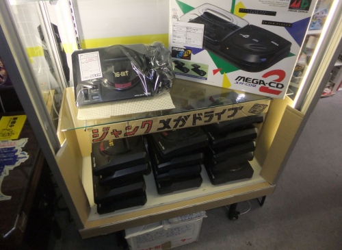アキハバラ＠BEEP on Twitter: "もうすぐ今日もオープンのBEEPですが昨日もお知らせしました「Vectrex」本日開店時より販売開始です！ガラスケース内にセットも完了し ...
