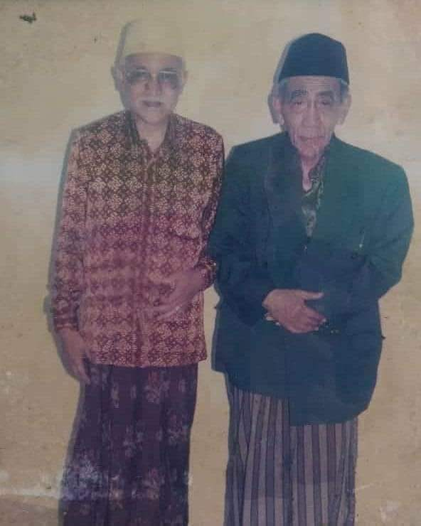 [Utas] Semasa kecilnya, saat Kiai Abdul Aziz Manshur di Lirboyo sering memperhatikan kakek ...