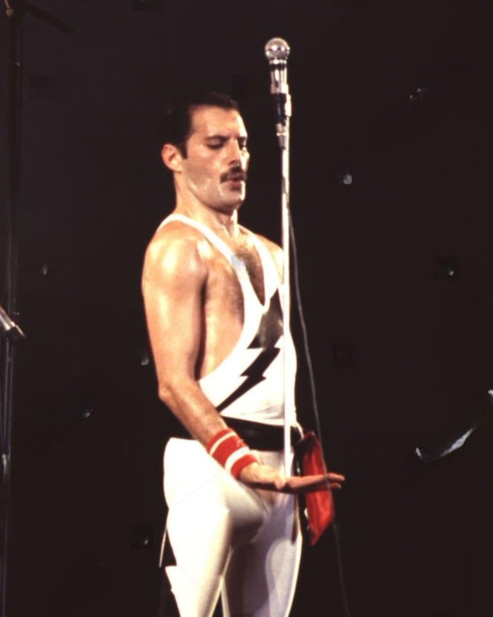 Queen Live! Freddie Mercury performing on stage during 'Works! Tour' 👉 ...