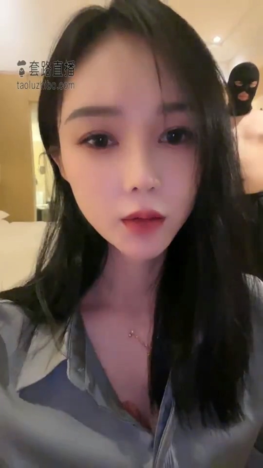 美女骑脖子 On Twitter 编号162,性感女王颜值天花板,长腿黑丝包臀裙,让男人都跪在自己脚下当马骑,用舌头清理她的红底鞋。加q1030494937看片。筱月 女王调教 骑