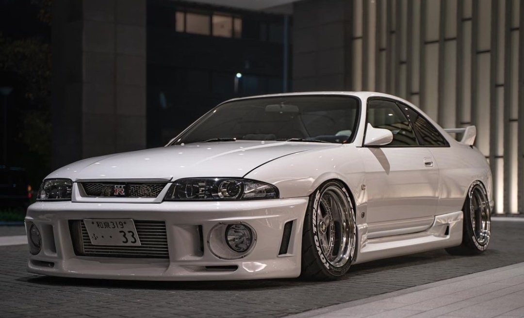 Stanced Skyline R33