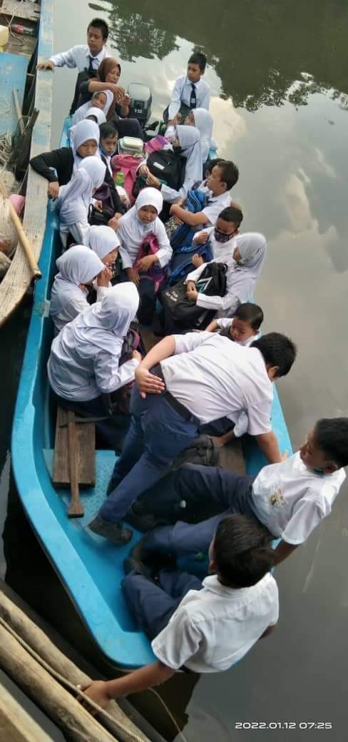 School kids go on boat with no life jacket, haihhh