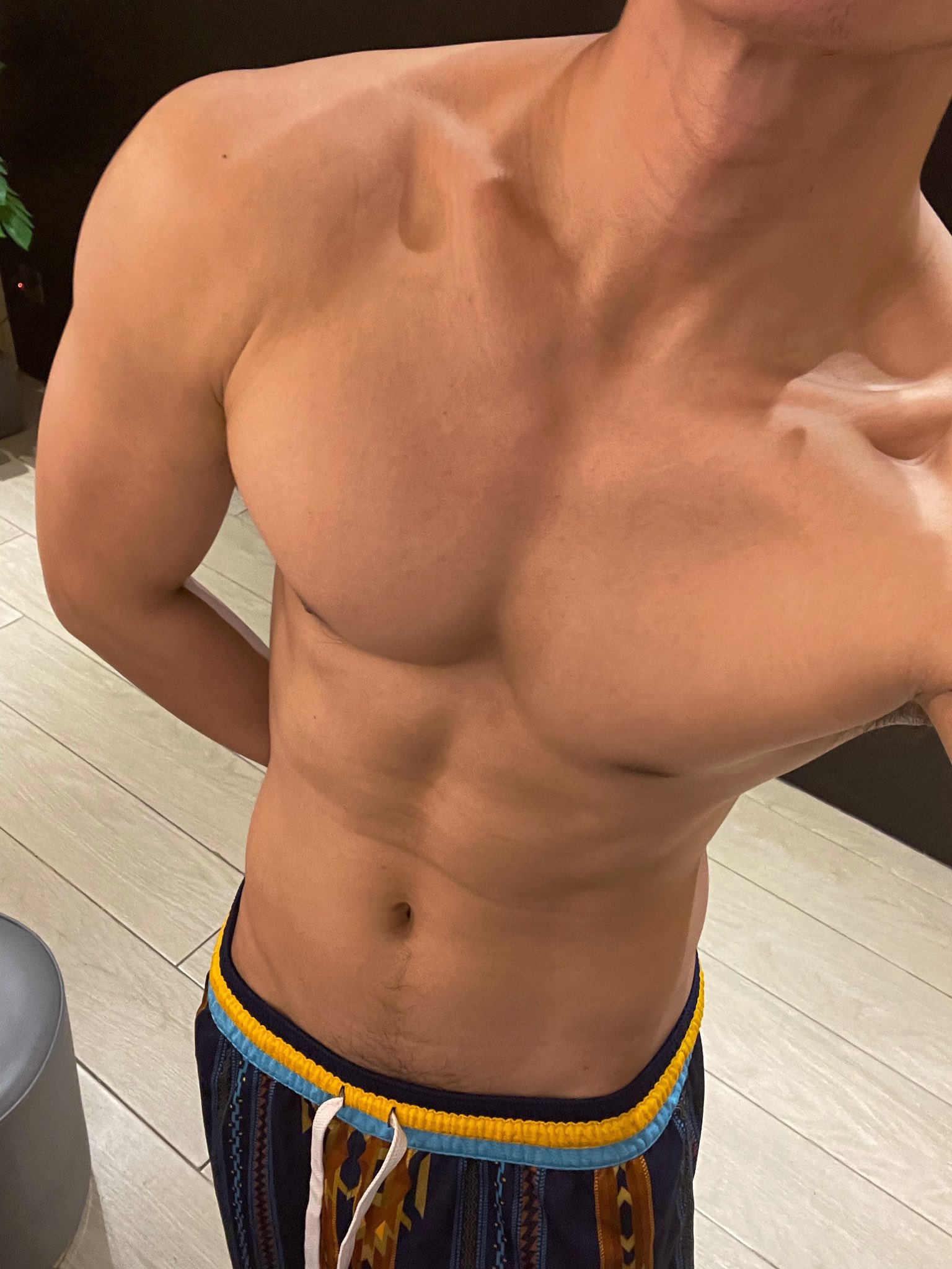 六色鹿RAINBOWDEER on Twitter: "摄影师本人的身材你们可吗 发自己主要最近拍的少 欢迎私信预约啊 私房写真收费 合作互免模式需要颜值好身材好大鸡吧三中有二 https ...