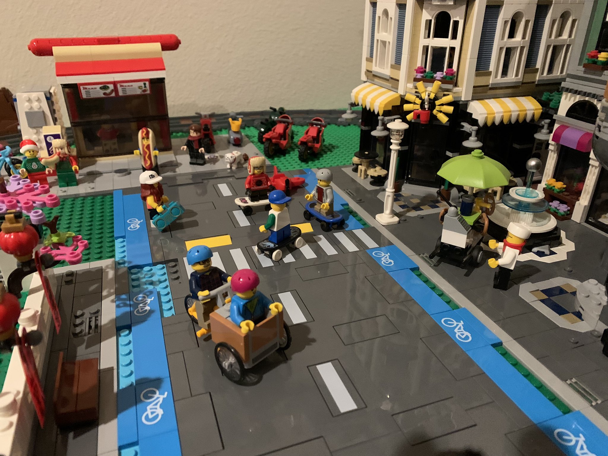 Lego City 2022 Town Square