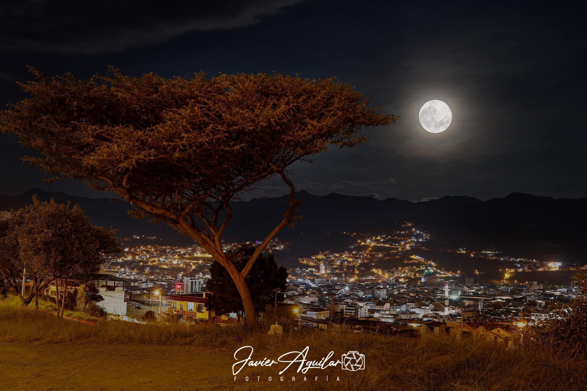 Hermosa Luna En El Cielo 🌕 LA LUNA LLENA BRILLA CON ESPLENDOR SOBRE