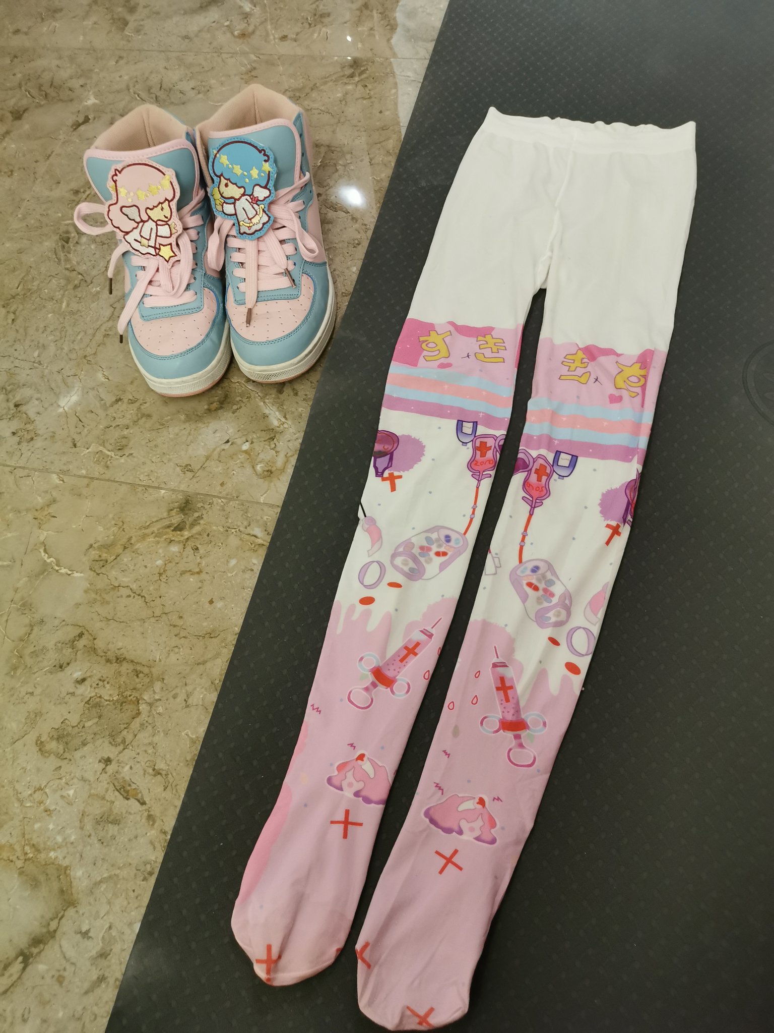 梦中雨入我心 On Twitter 小母狗的的骚鞋和裤袜，鞋底已经变黑了，脚臭和皮革味混在一起。裤袜挺干净的，裹着很舒服，先用尿液保养一下 〃ﾉωﾉ 运动鞋 连裤袜 原味 打胶
