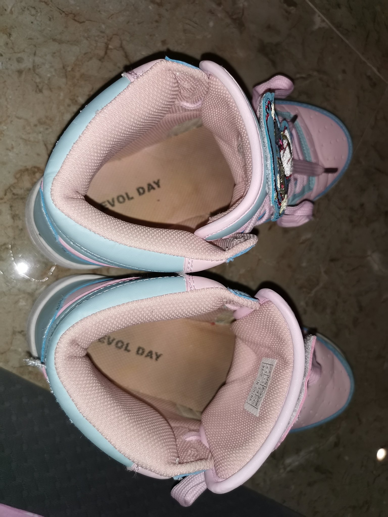 梦中雨入我心 On Twitter 小母狗的的骚鞋和裤袜，鞋底已经变黑了，脚臭和皮革味混在一起。裤袜挺干净的，裹着很舒服，先用尿液保养一下 〃ﾉωﾉ 运动鞋 连裤袜 原味 打胶
