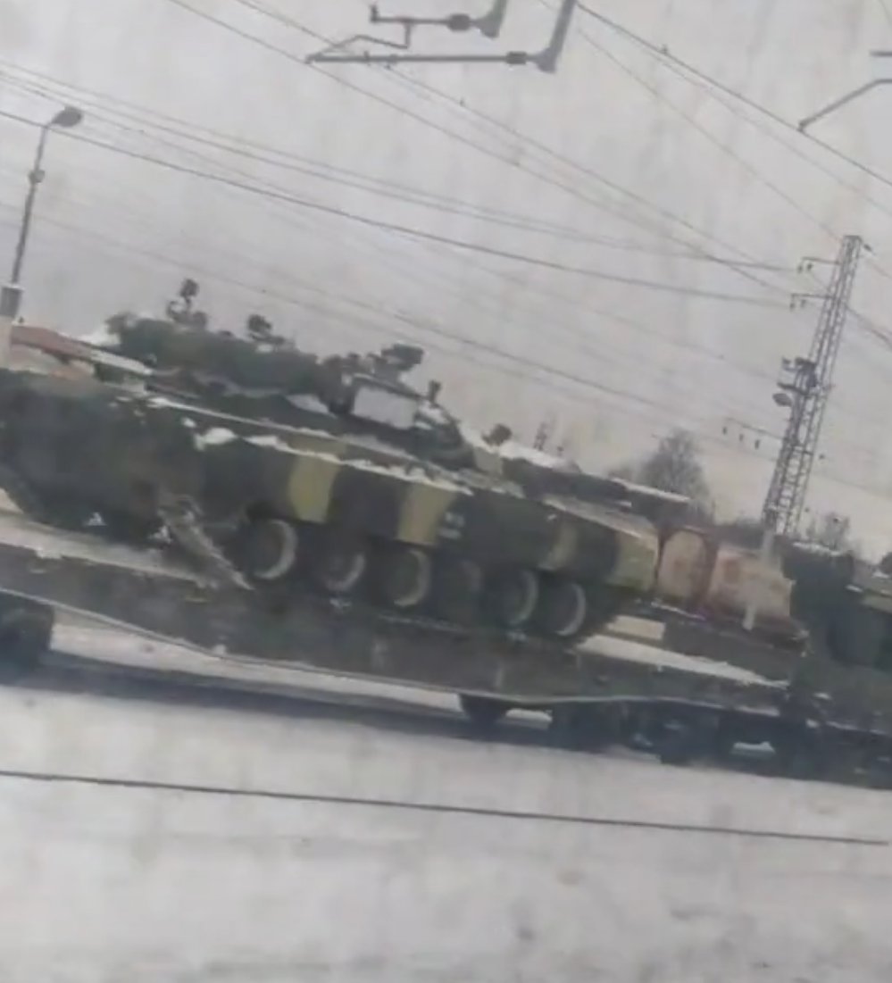 T-80Us and BM-21s from the 4th Guards Tank Division at Nara station : r ...