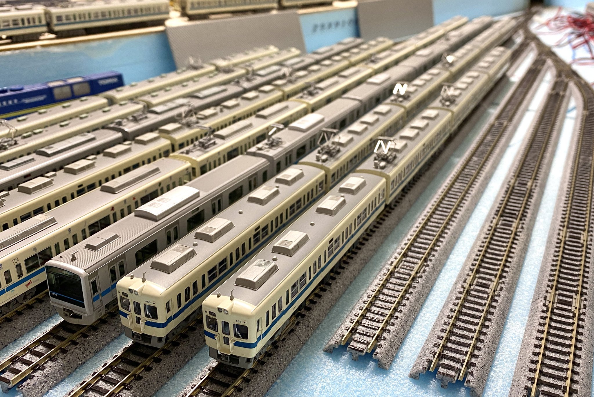 ワタシダ【Odapediaの中の人】 on Twitter: "ヤードの固定が完了したので、改めて車両を並べてみました。 先日入線した4000形の2本目から中間車2両を抜き、床下を組み替えて4 ...