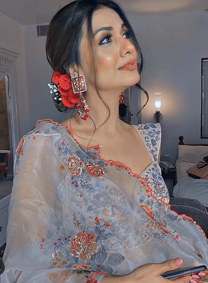 𝔻𝕀𝕍𝕐𝔸 ℍ𝕆𝕃𝕀ℂ𝕊 ♡ (@DIVYA_HOLICS) | Twitter