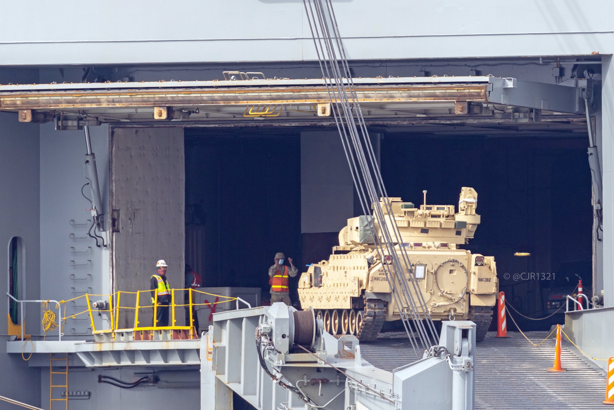 WarshipCam on Twitter: "USNS Bob Hope (T-AKR-300) Bob Hope-class vehicle cargo ship loading ...