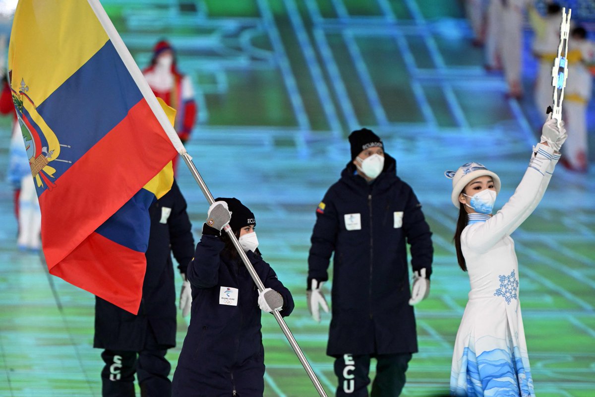 Sarah Escobar porta la bandera de Ecuador en la inauguración de los ...