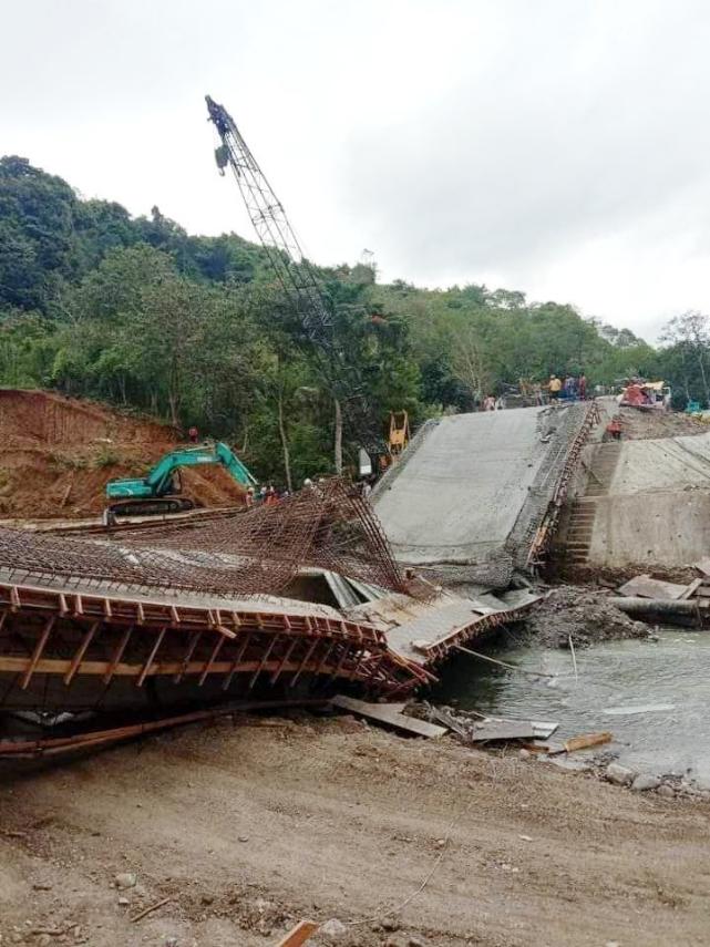 LOOK: A bridge under construction has collapsed in Brgy. Magsaysay ...