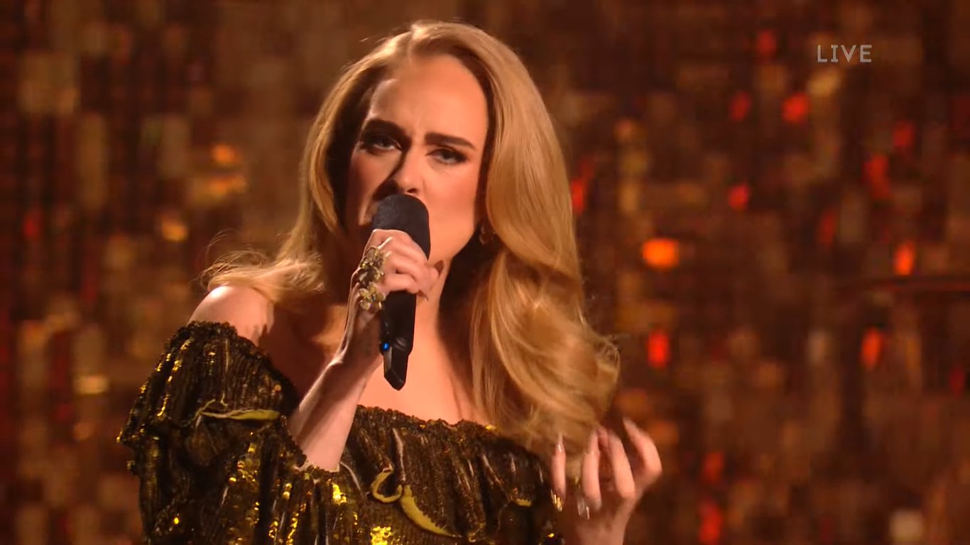 Adele Online on Twitter: "Adele performando "I Drink Wine" no #BRITs. https://t.co/tSyWW5jCJf ...