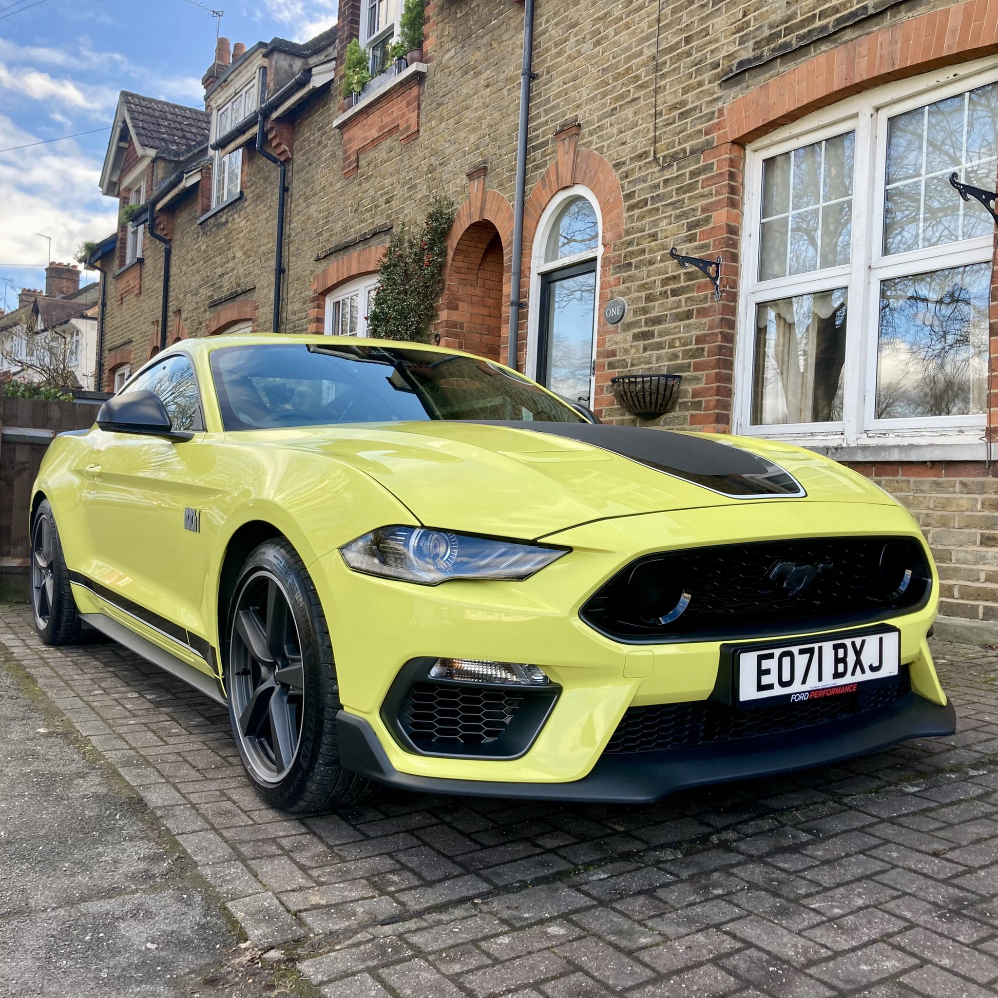 Mustang 2022 Yellow