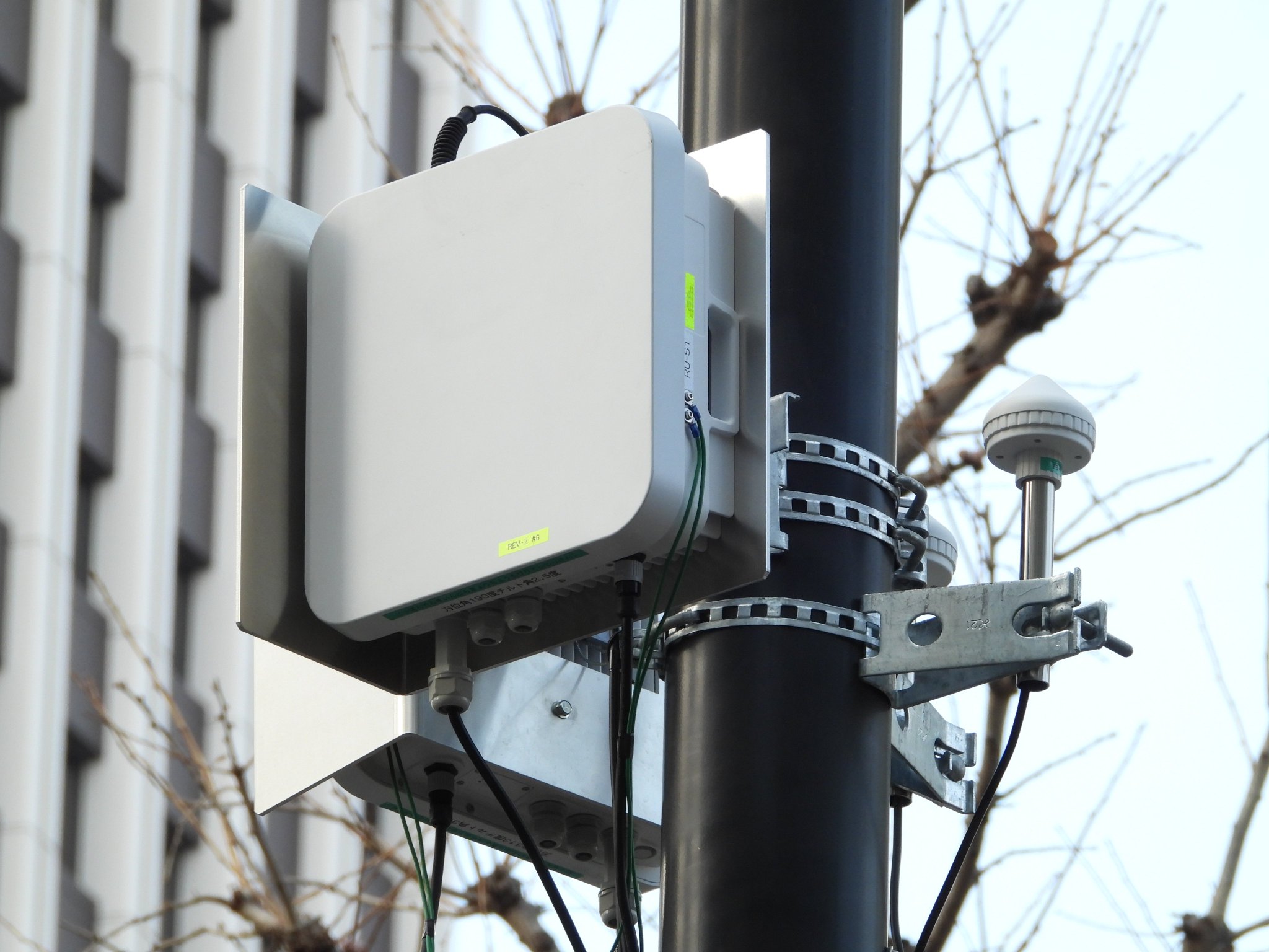 電波やくざ on Twitter: "NECのローカル5G無線機(n79) この交差点は2セクタついて、セクタ間干渉を防ぐためか装置同士の間に目隠し板を入れてる にっぽんでんきいんふら ...