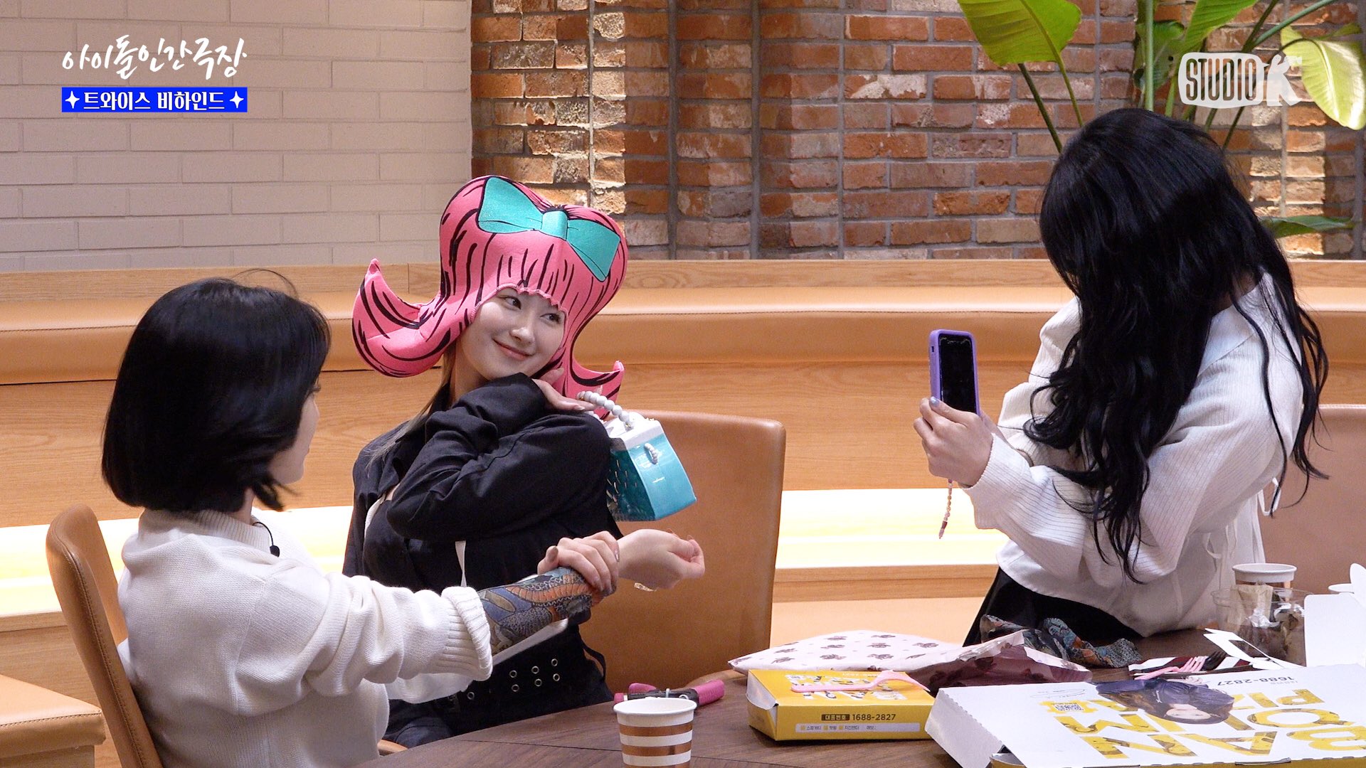 KBS Kpop on Twitter: "제작진만 보기 아까워서 한가득 들고 왔어요 📁돌아온 하드 털이📁 [아이돌 인간극장 - 비하인드 4] 내일(토/12) 9pm 공개 ...