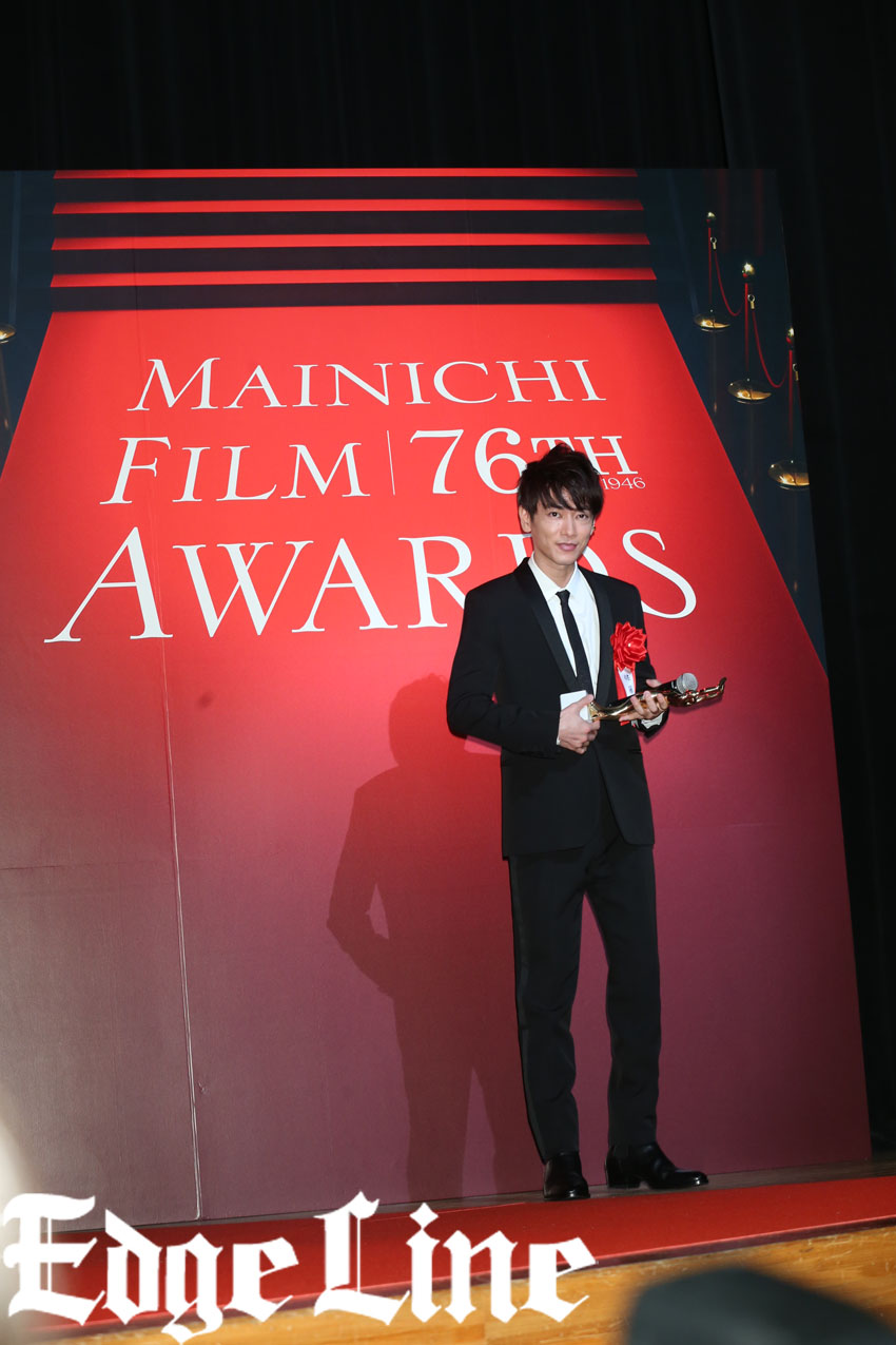 edgeline（エッジライン） on Twitter: "【写真14枚追加】佐藤健 男優主演賞のトロフィーを軽々と持ち上げるお茶目な仕草や宮本信子と楽しげ！ファンへ感謝で「みなさまが支えて ...