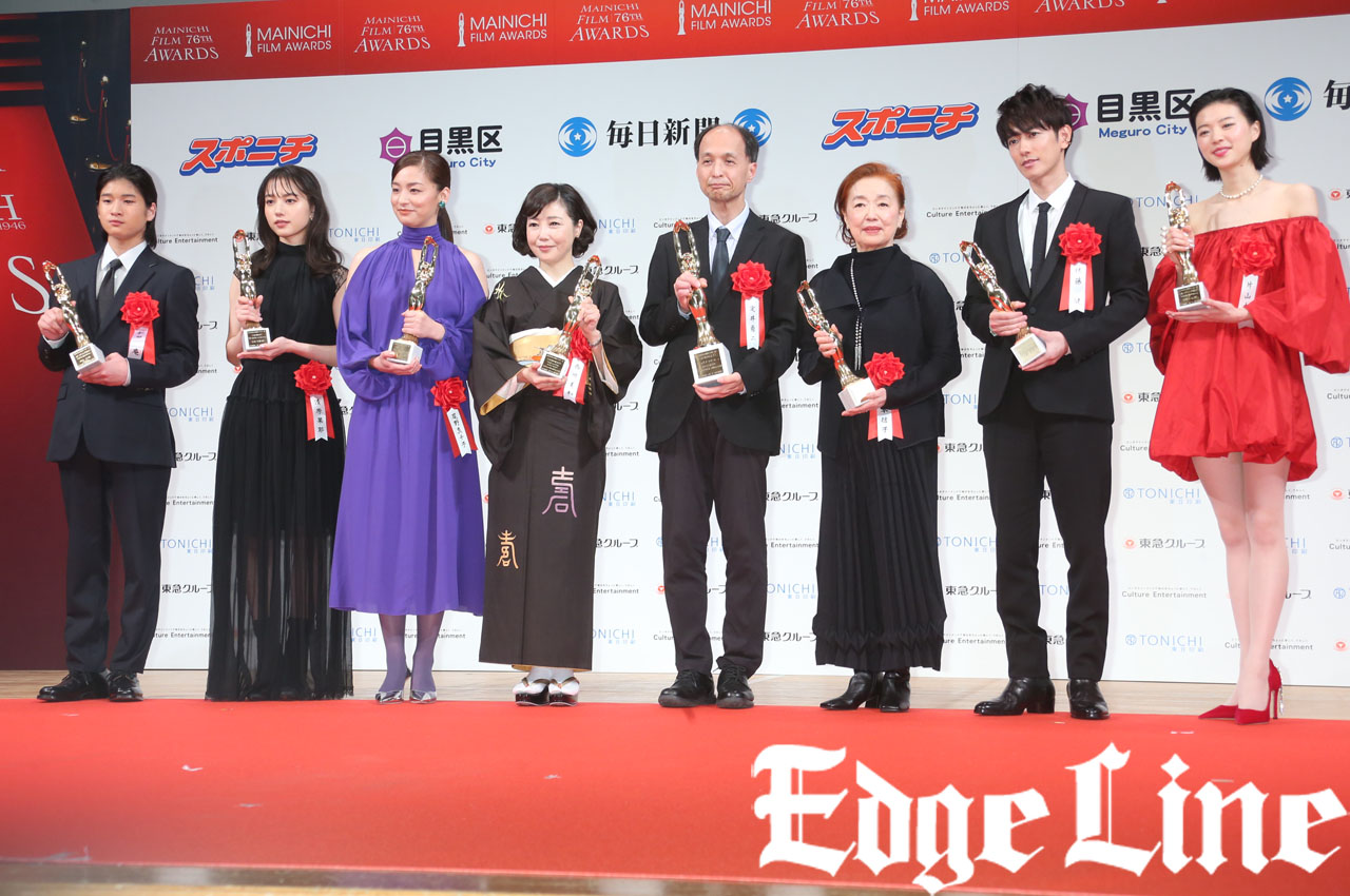 edgeline（エッジライン） on Twitter: "【写真14枚追加】佐藤健 男優主演賞のトロフィーを軽々と持ち上げるお茶目な仕草や宮本信子と楽しげ！ファンへ感謝で「みなさまが支えて ...