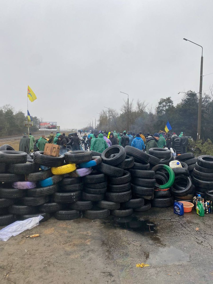 Olya 🇺🇦 on Twitter: "Energodar right now. Regular people went out to the highway to stop the ...