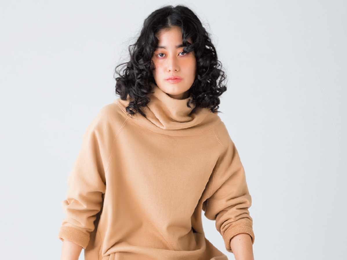 ananweb on Twitter: "きれいめコーデのハズシ役にも この春大活躍“万能スウェット” https://t.co/EK3ssdcz2P…