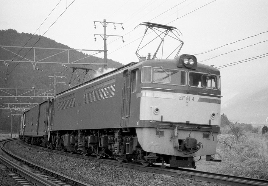 リベロ on Twitter: "EF61 4 が解体されたようですね ついで撮りばかりでしたが、改めて見るとなかなか格好いい… 4号機と大阪駅の3号機です #EF61 https://t ...