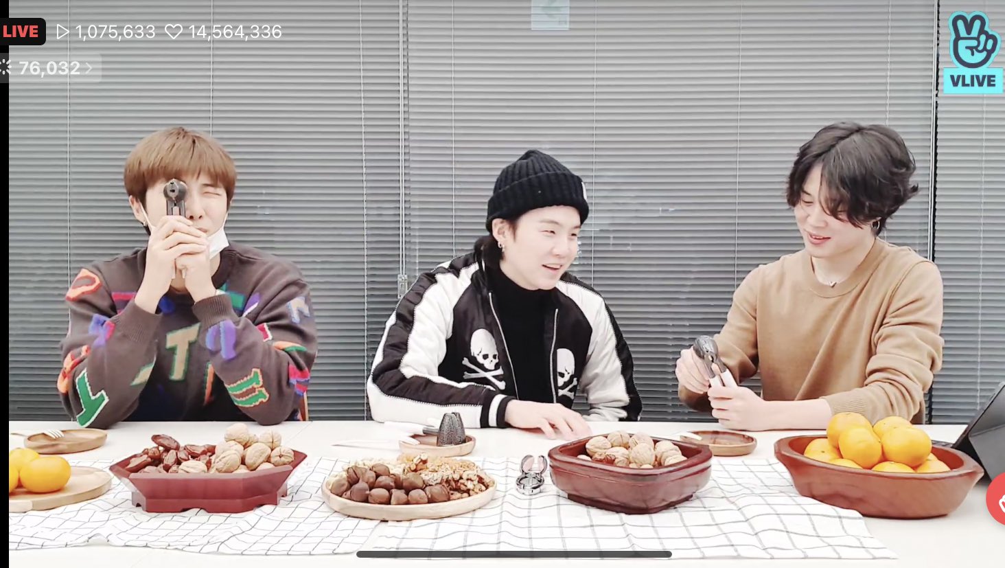 BTS123🌟 on Twitter: "Vライブ開けました！ 何するんだろ？！ https://t.co/syUyivZDef https://t.co/Y6kyQ6mjYG" / Twitter