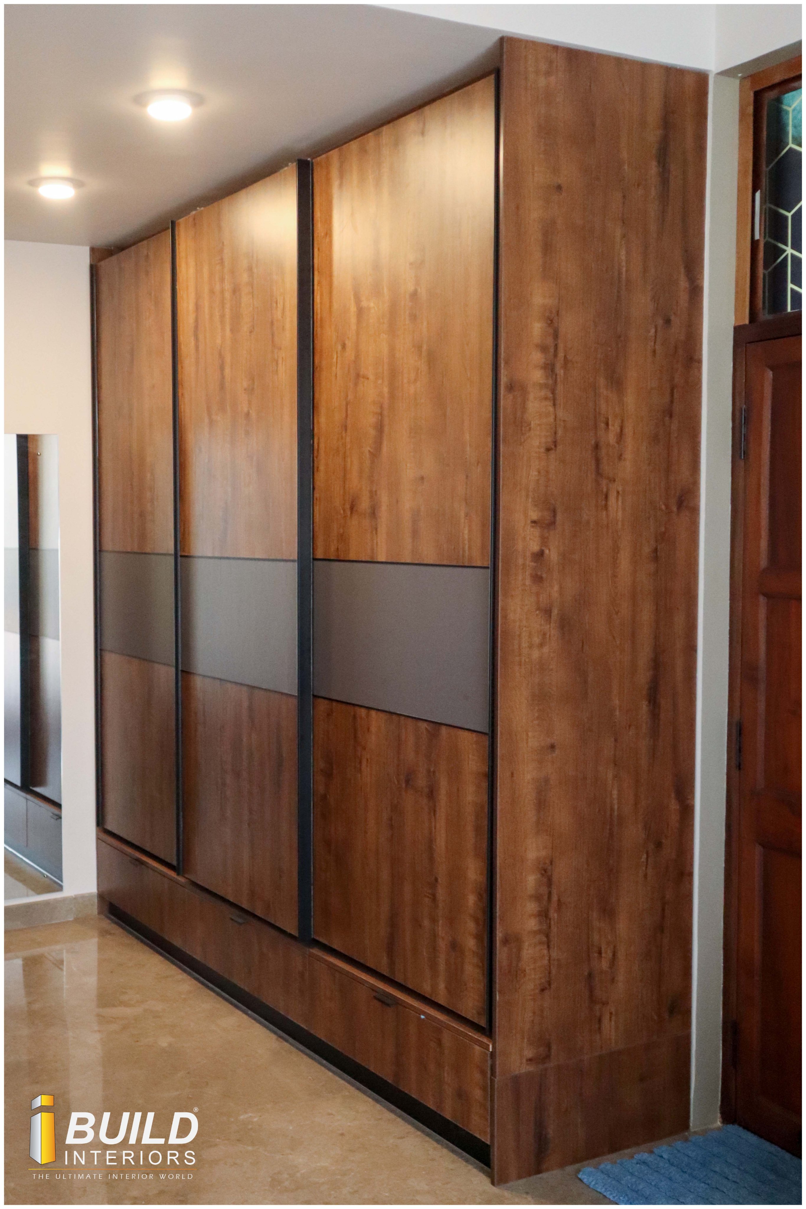 Wardrobe with bottom drawers store