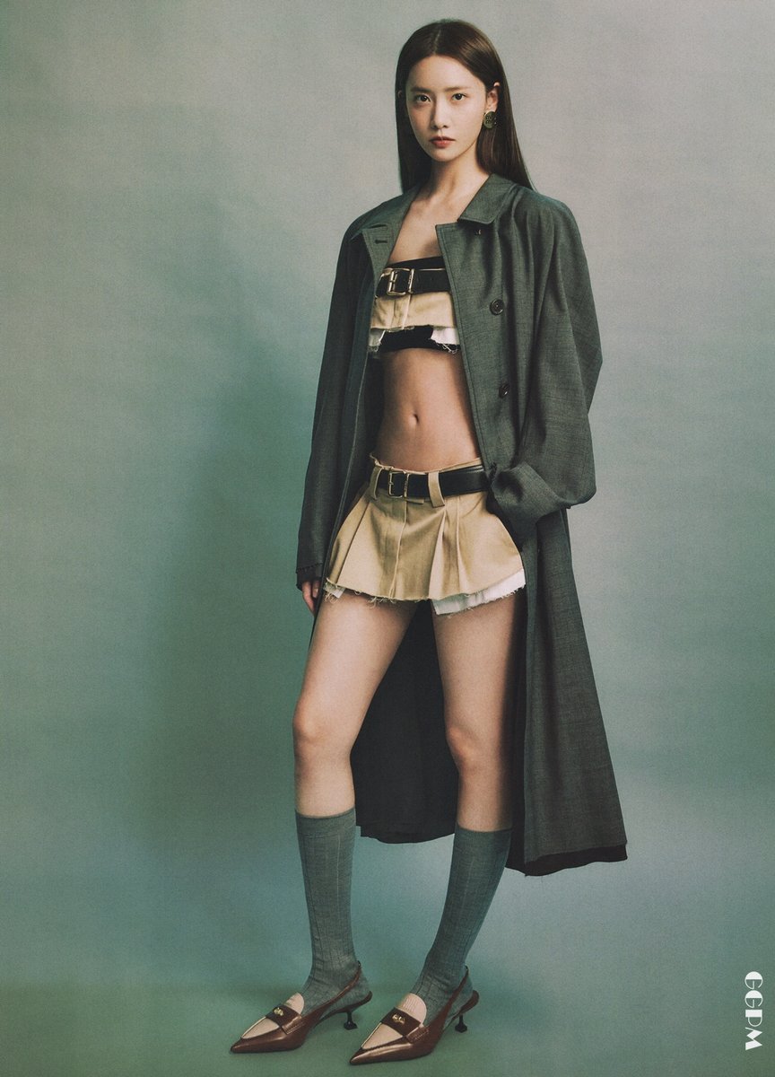 YOONA ELLE March 2022 💚💙🧡 Perfectly pulls the 2022 fashion keyword 'low-rise' style! Lim Yoona ...