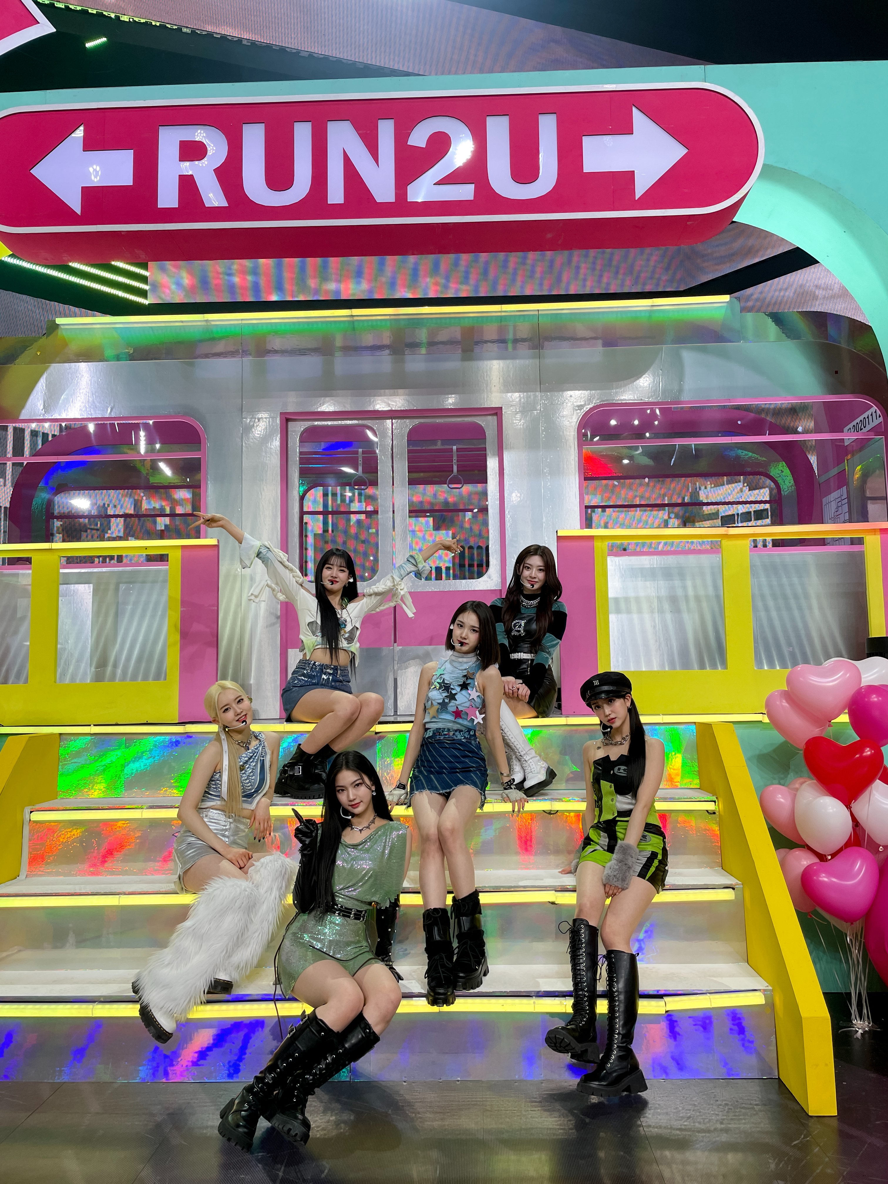 스테이씨 RUN2U 엠카 첫방 무대 세트장 - 인스티즈(instiz) 이슈 카테고리