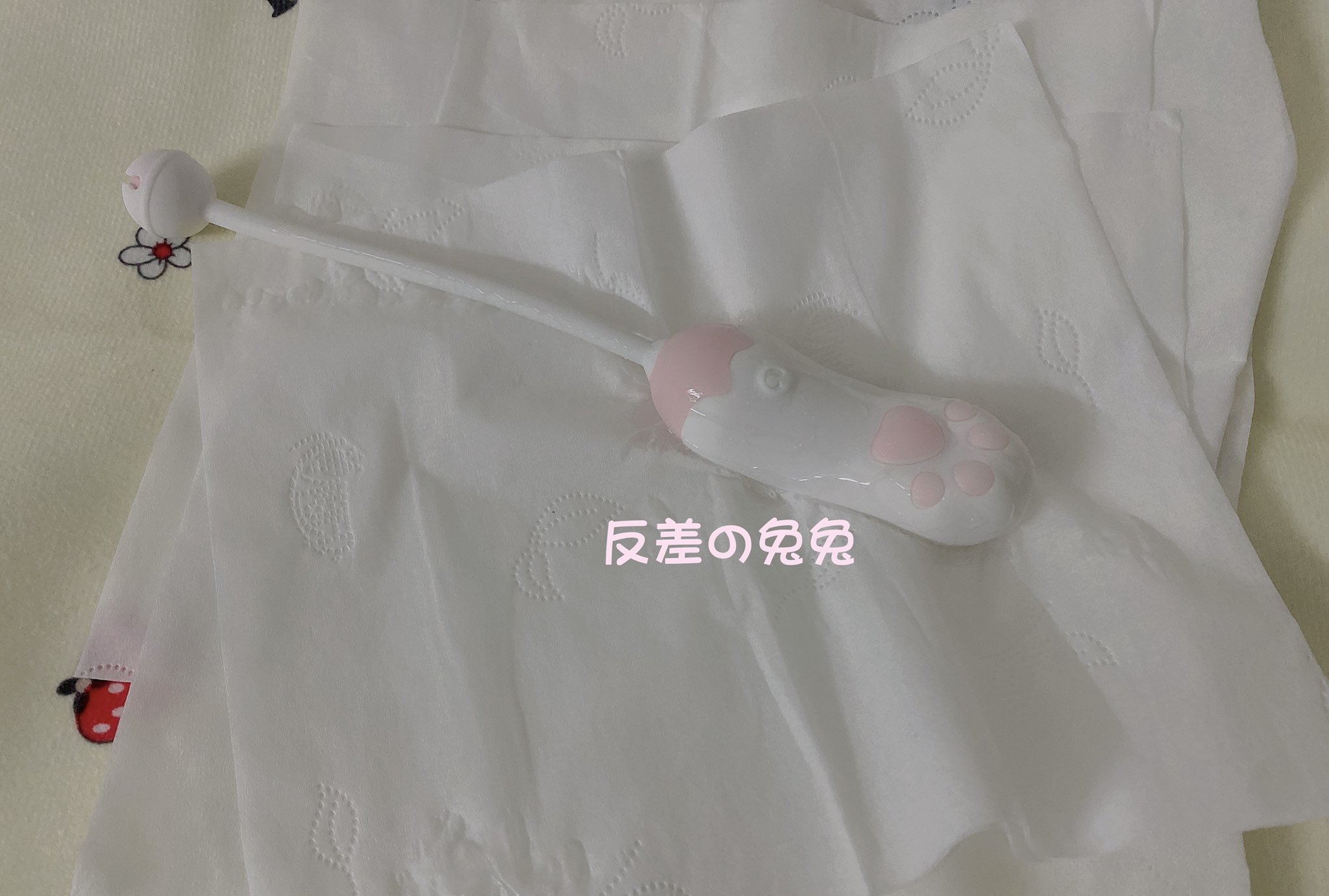 反差の兔兔 On Twitter 突发奇想下楼丢个垃圾然后在小区逛逛用中指才勉强把我的小猫爪塞到最深处 只留下个小铃铛在外面 自己控制自己