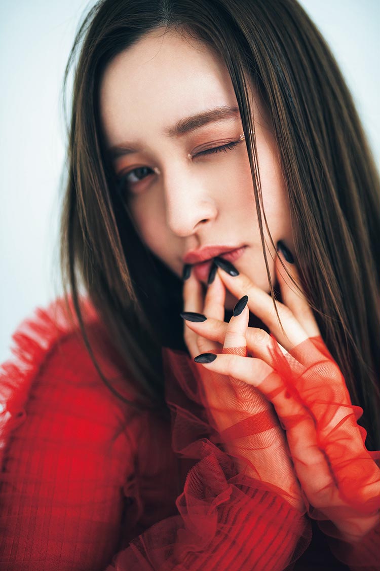 sweet on Twitter: "トレンドはコスパ重視! 大粒ラメで魅せる「韓国女優風ワントーンメイク」 | https://t.co/xKlWfjwmiV - https://t.co ...