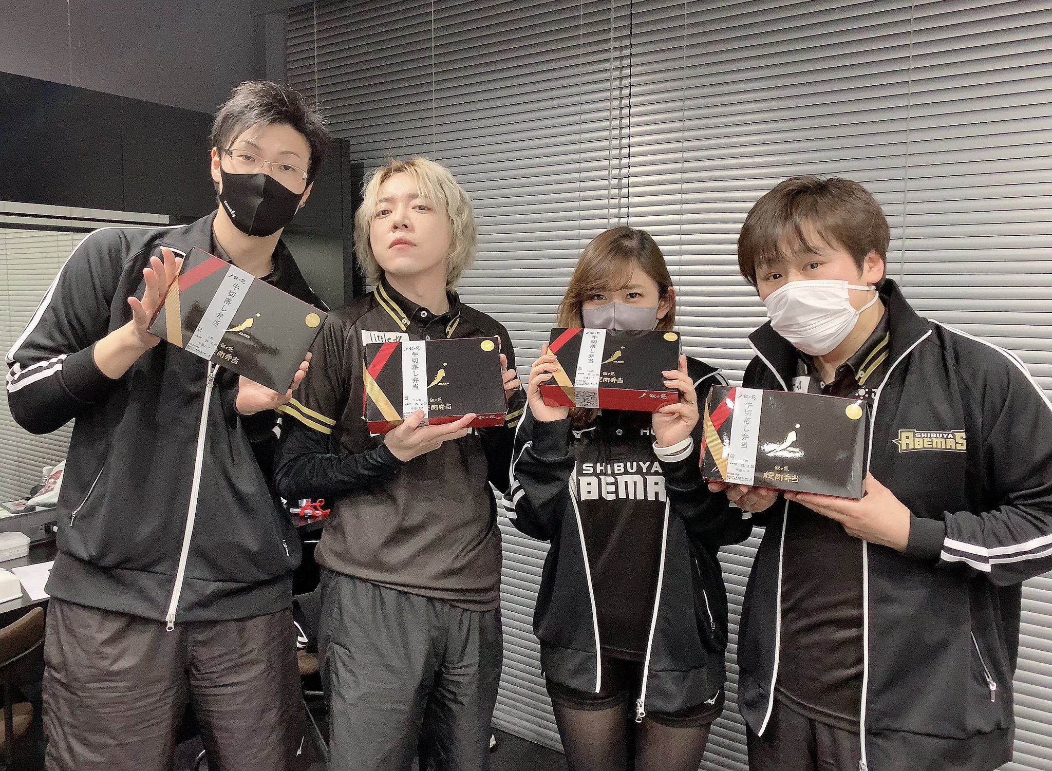 渋谷ABEMAS(シブヤアベマズ) on Twitter: "【 叙々苑のお弁当 】 本日はオンラインPVで4人揃っているため、1月に獲得した週間チーム成績トップのご褒美で、叙々苑のお弁当を ...