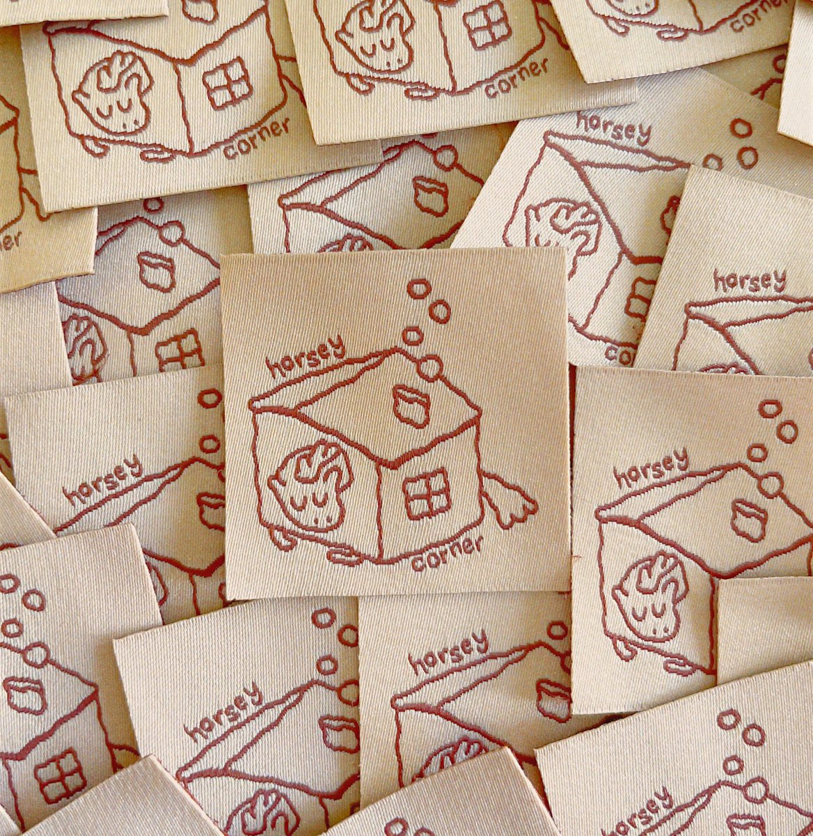 「i got horsey corner clothing tags made! 」|alivia h.の漫画
