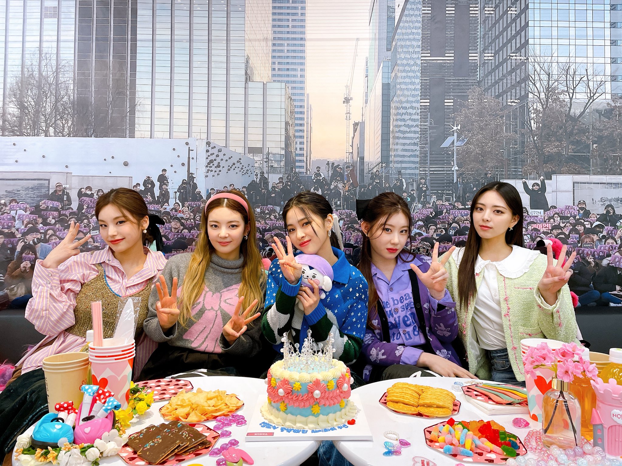 ITZY on Twitter: "🎈ITZY 3RD ANNIVERSARY🎈 Birthday Party for ITZY MIDZY! https://t.co/UTvAEzLZRQ ...