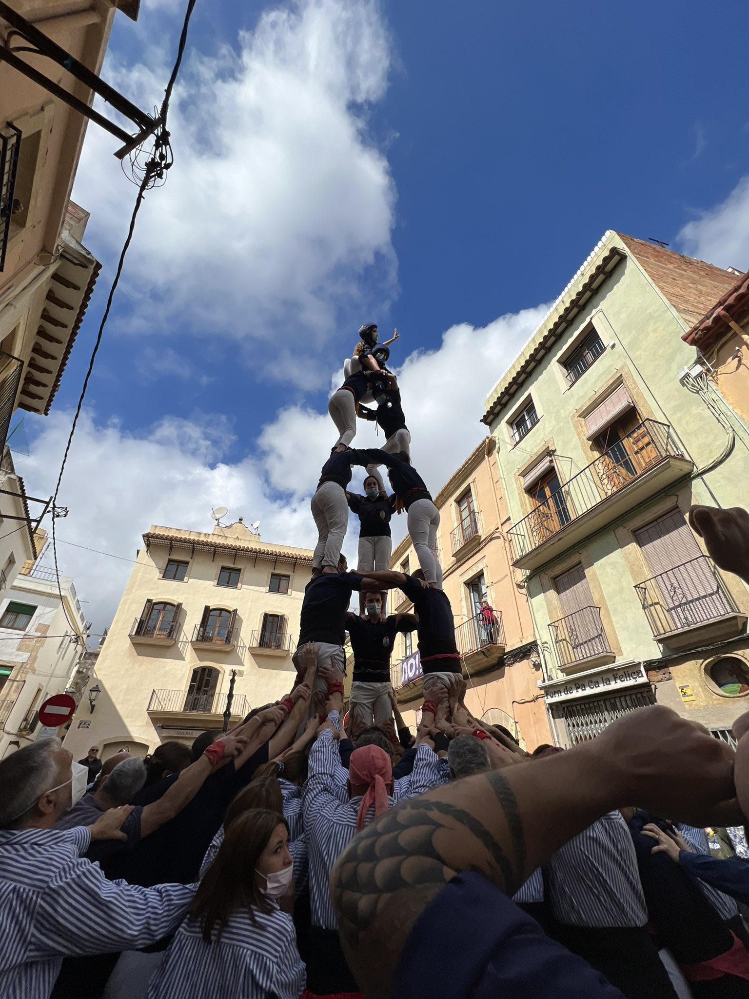 Revista Castells on Twitter: "Castells de sis dels @XiquetsdeTDB i els @XiquetsSerrallo a la ...