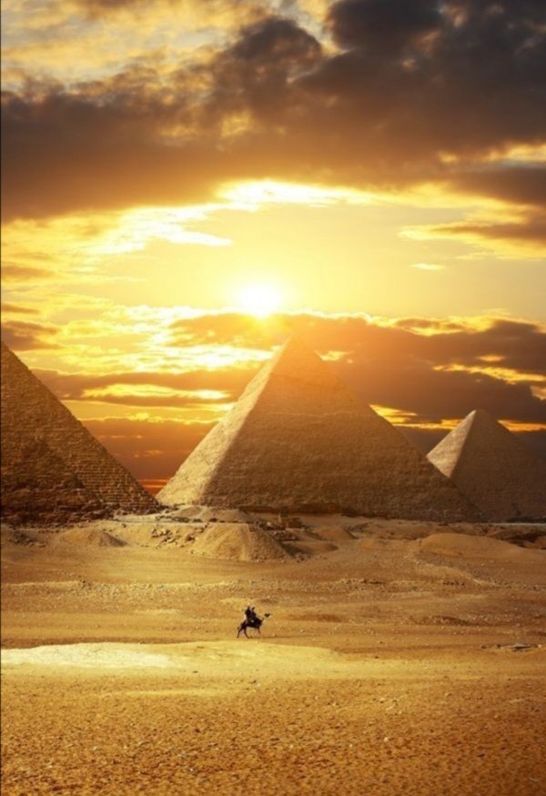 Magical sunset over the pyramids of Giza in Egypt 🇪🇬 ️🖤🧡 Thierry ...