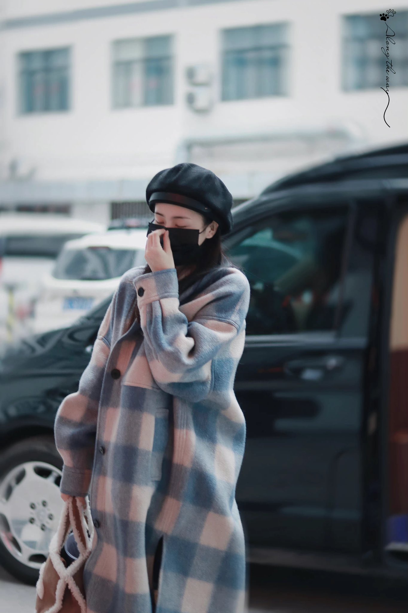 bailu 白鹿 on Twitter: "220306 — fansite update 🌊 © Alongtheway妍途·白鹿 going to work 💼 | bailu as li ...