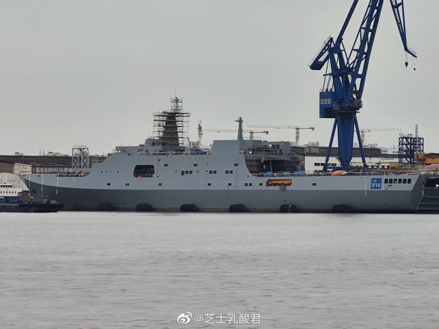 AAG_th on Twitter: "🇹🇭⚓️fitting out of #Thailand's Royal Thai Navy HTMS Chang, Type 071E #LPD at ...