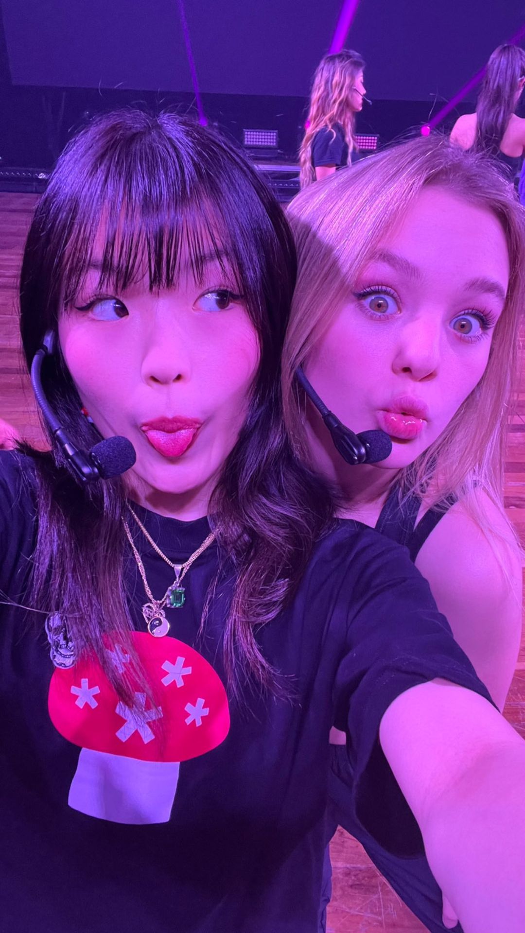 Uniters Update 💔 on Twitter: "Bailey, Hina e Sofya com seus microfones para o ensaio técnico de ...