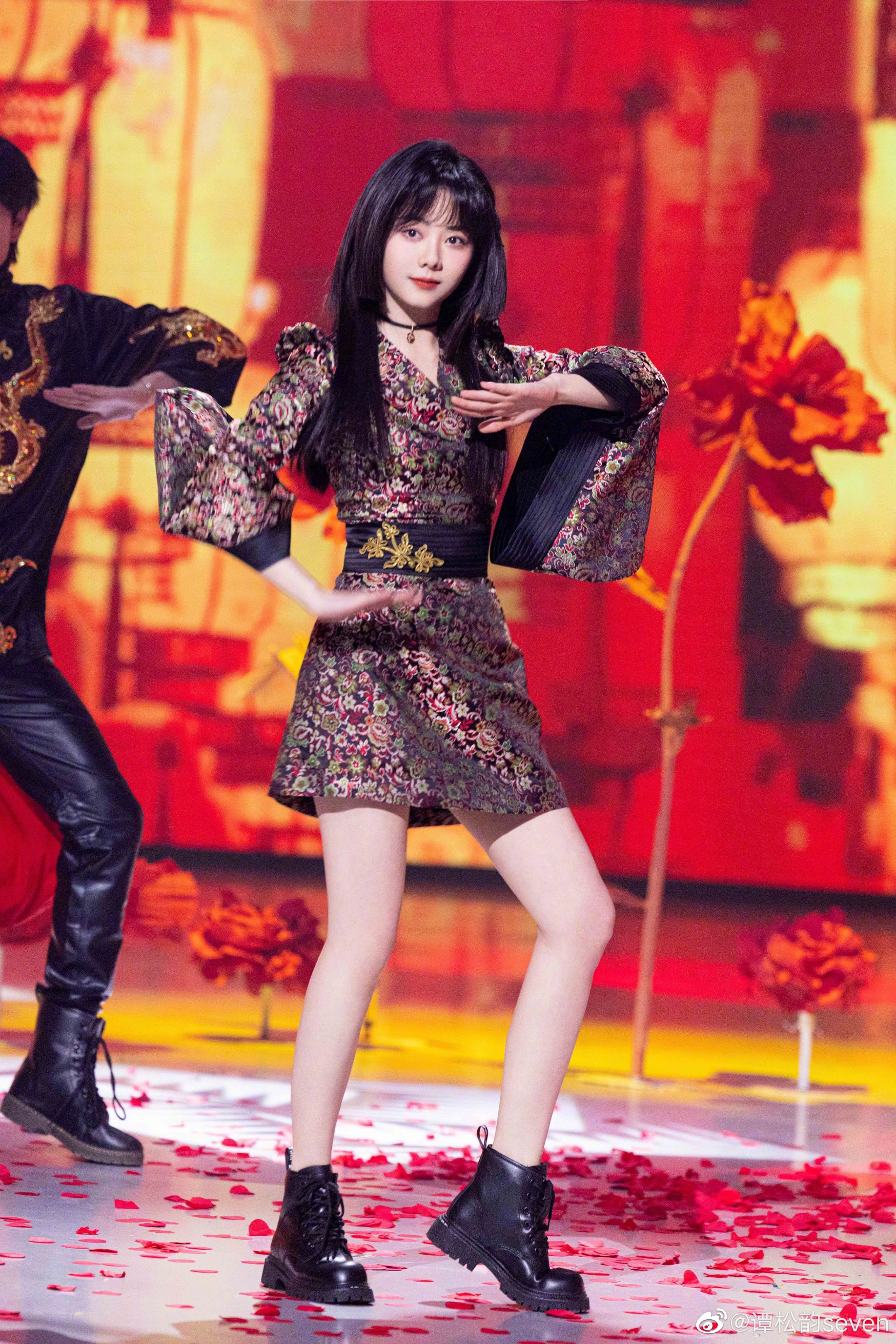 ntrwang on Twitter: "#谭松韵 最近很迷她、不是因为白袜啥的，就单纯的因为她很可爱 😊 戏里戏外、综艺、采访、都很可爱！爱了爱了（图2放大袜子清晰得不得了、不行的话去她微博 ...