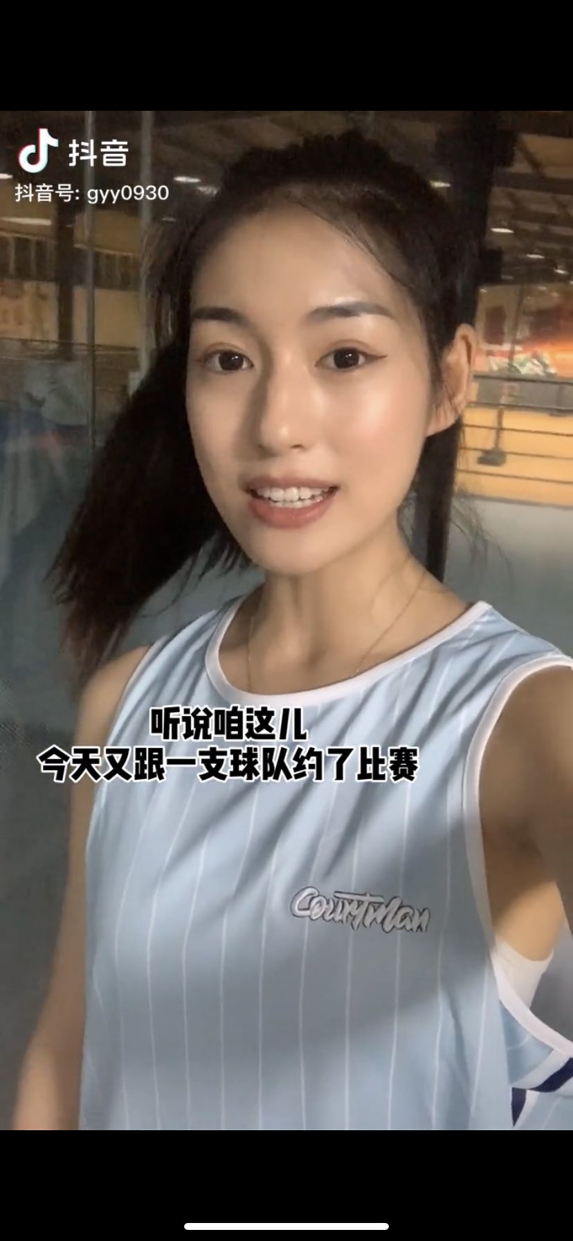 On Twitter 女友打篮球时她被几位混混调戏双手被举起来 双奶被柔捏还有腋下被闻和舔 多亏我阻止 第二天 女友买错衣服 身材和内衣都显出 我离开时混混一巴掌拍在她的屁股上 她吓到发出