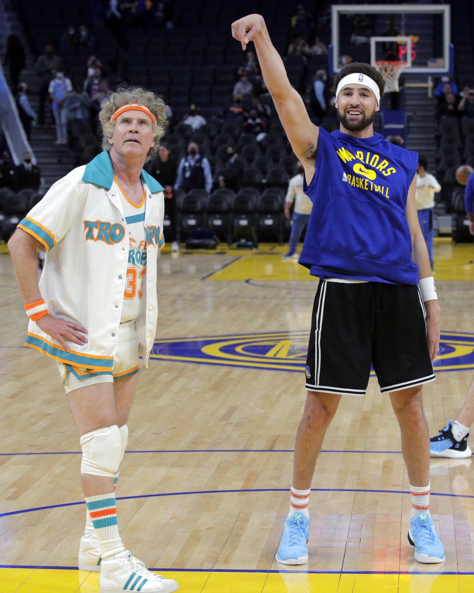 [花邊] Jackie Moon 跟勇士隊一起賽前練球 - NBA板 - Disp BBS