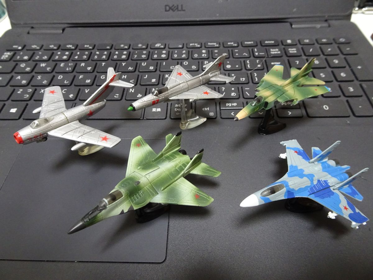 Ruby & Emmeline on Twitter: "チョコエッグ戦闘機のソ連機（足らない）…